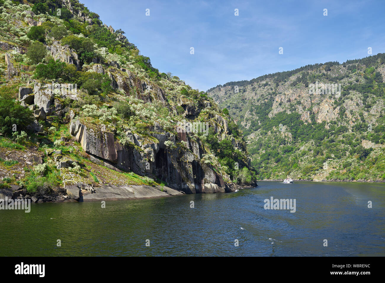 View of the Sil canions from the river Stock Photo - Alamy