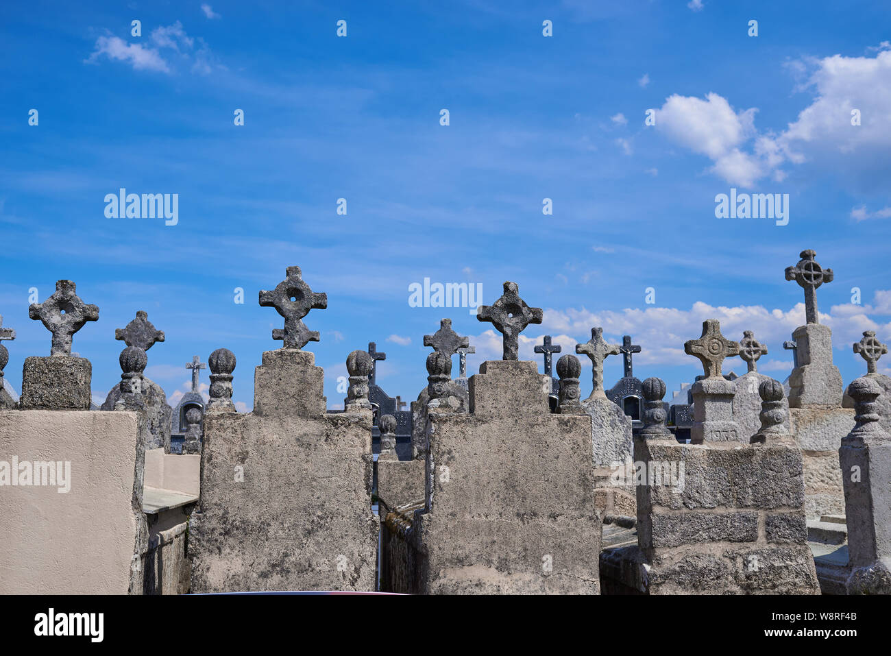 Halloween graveyard cross hi-res stock photography and images - Alamy