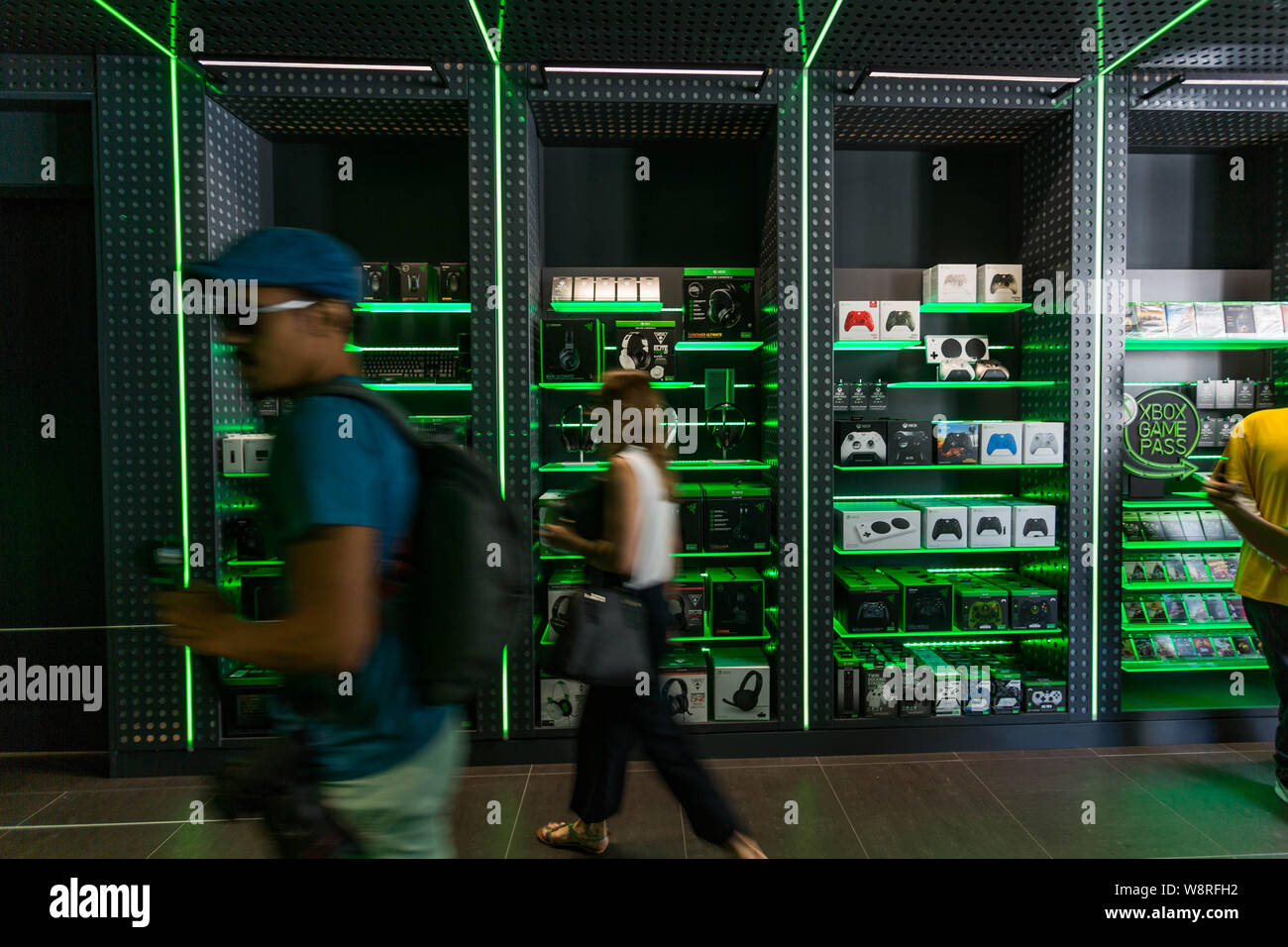 Microsoft open their new flagship retail store in Oxford Circus, London ...