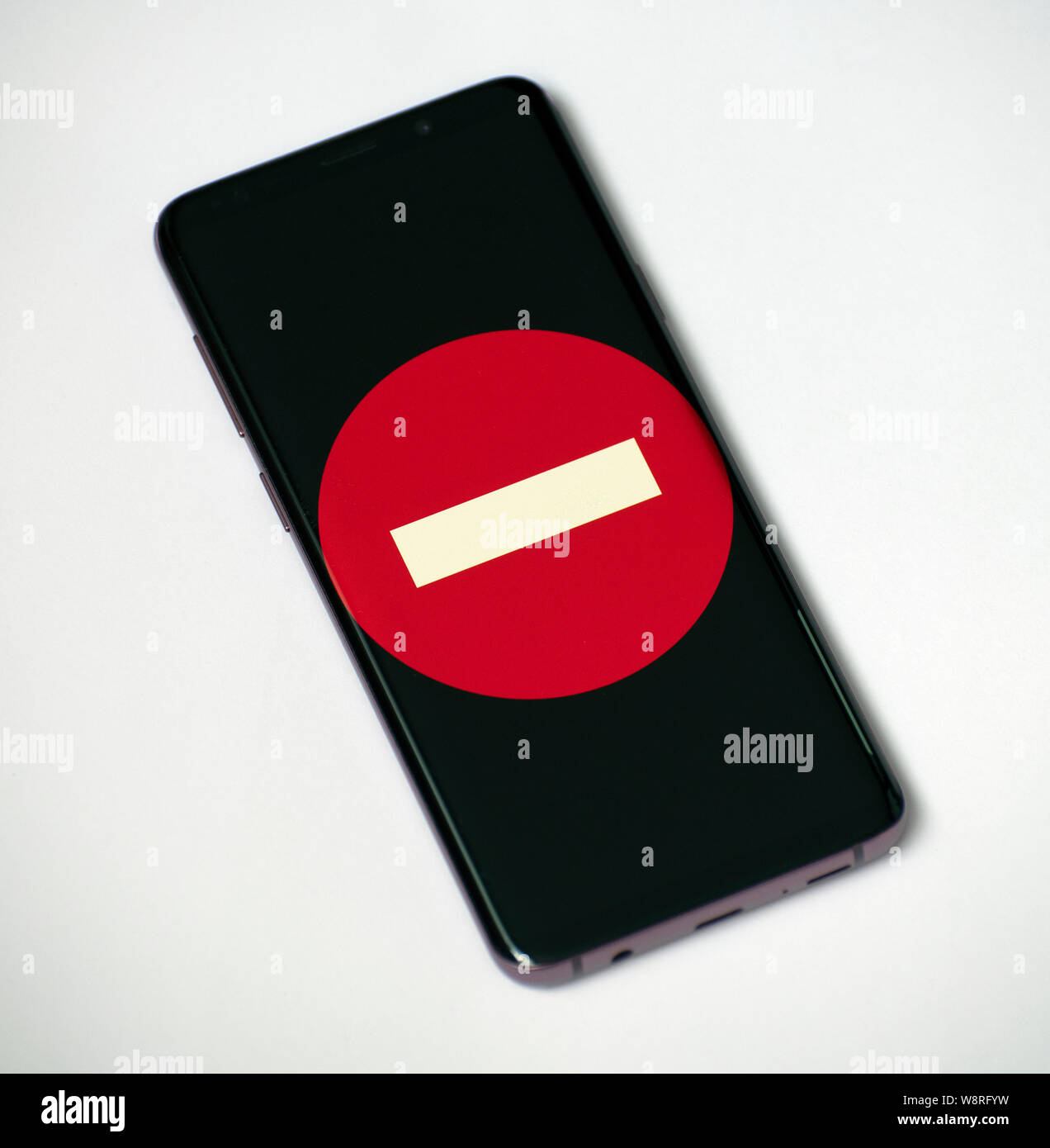 Red circle traffic sign hi-res stock photography and images - Alamy