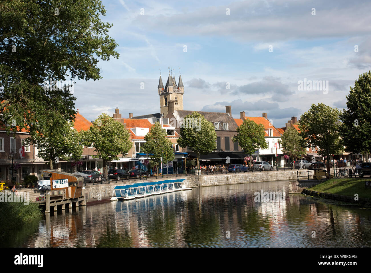 Blick über den Kanal Damsche Vaart auf den Ort Sluis, Zeeland ...