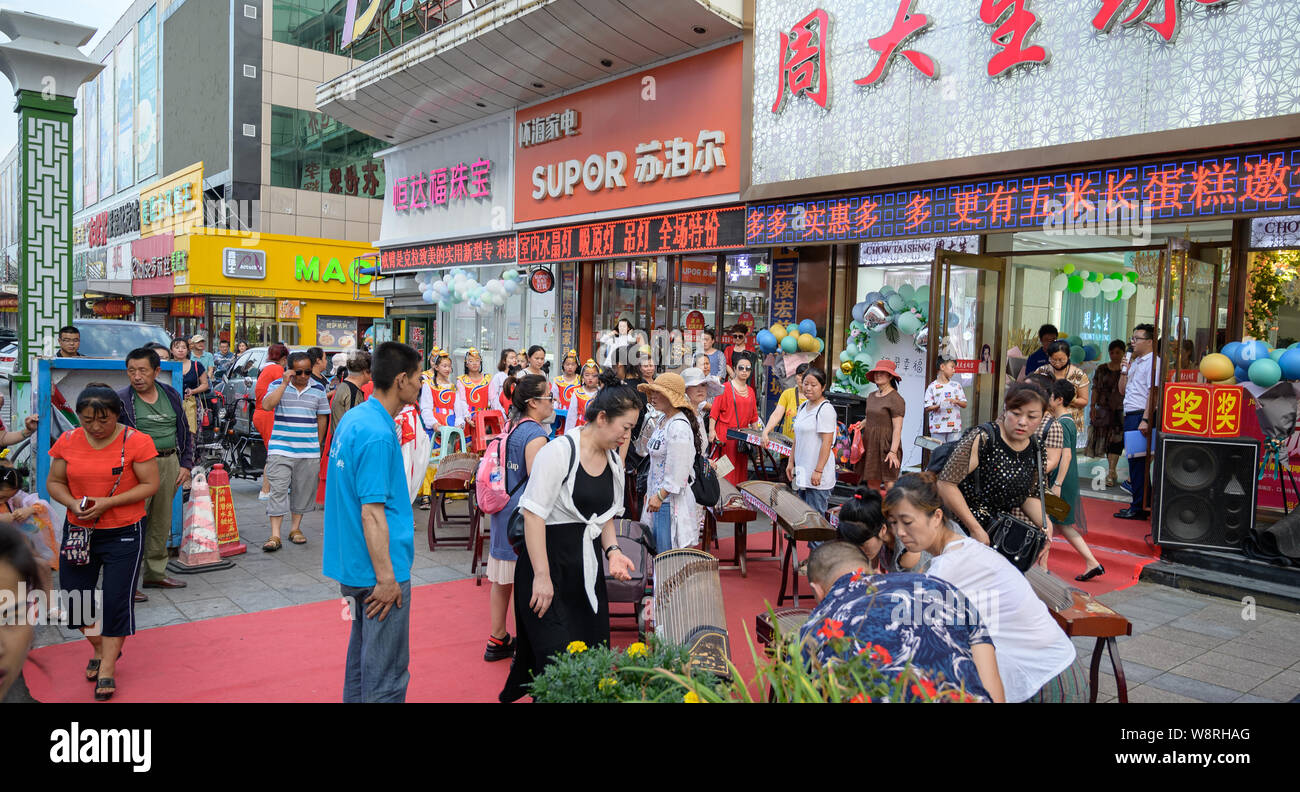 MISHAN, CHINA - JULY 28, 2019: Children dressed in the Chinese ...