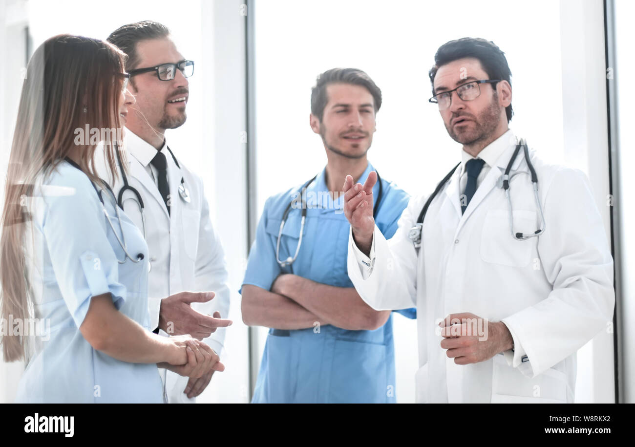 leading doctor talking with hospital staff Stock Photo - Alamy