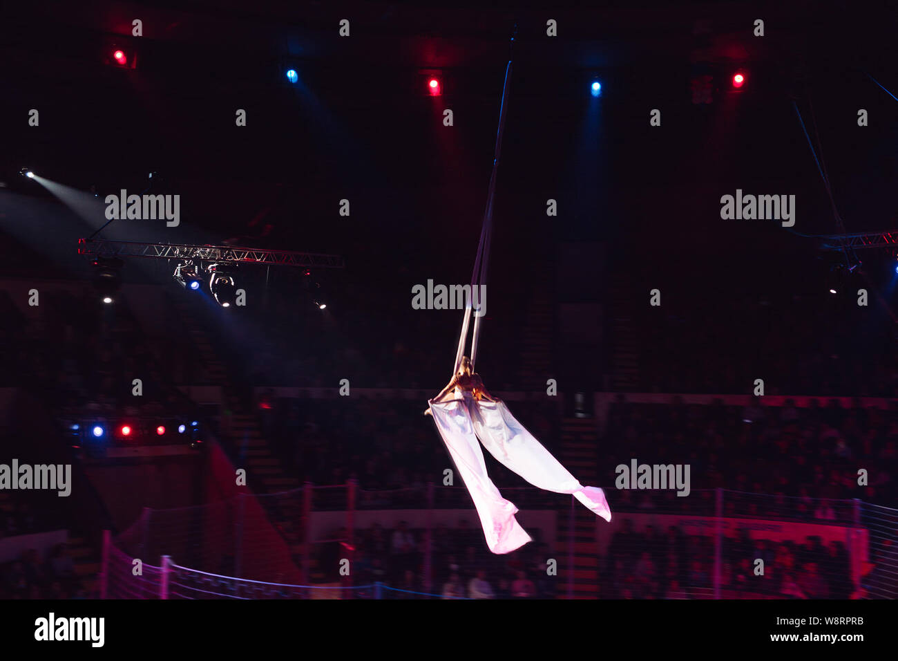 Female acrobats black and white hi-res stock photography and images - Alamy