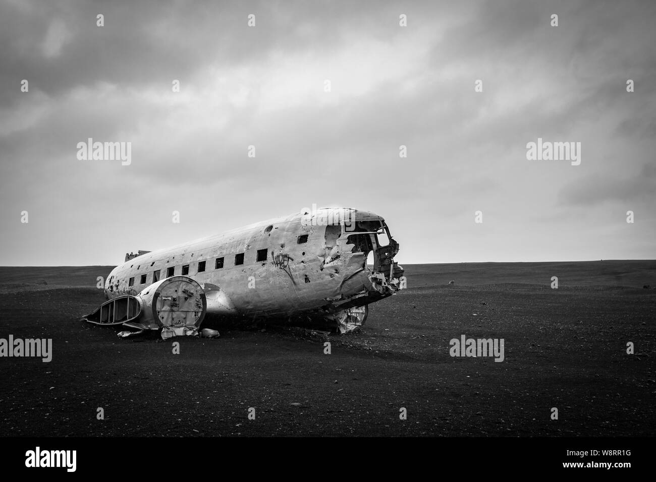 Abandoned plane wreck in a black sand beach in Iceland Stock Photo - Alamy