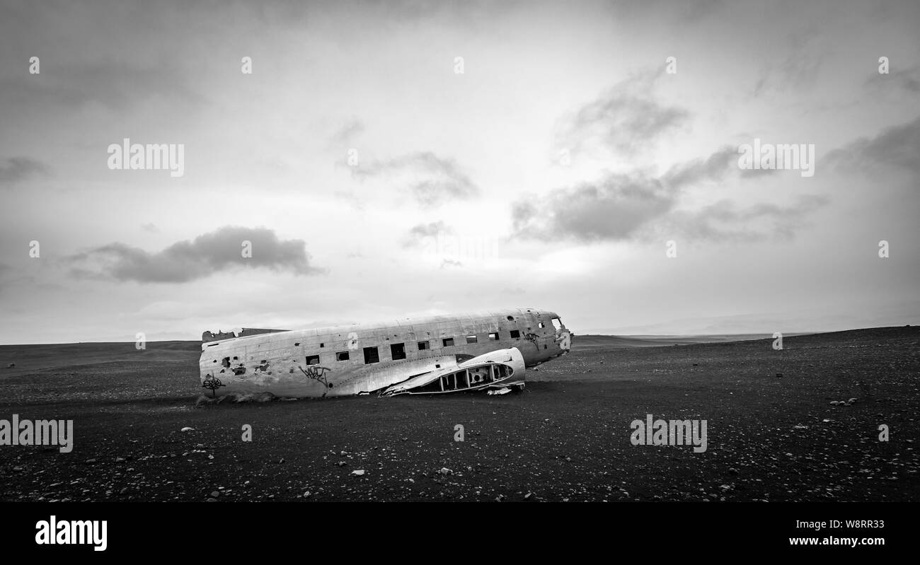 Abandoned plane wreck in a black sand beach in Iceland Stock Photo - Alamy