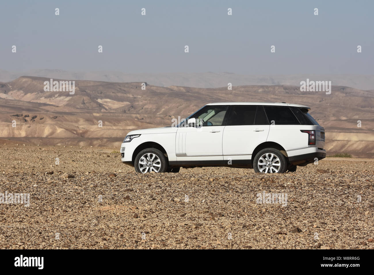 Range rover in the desert Stock Photo - Alamy