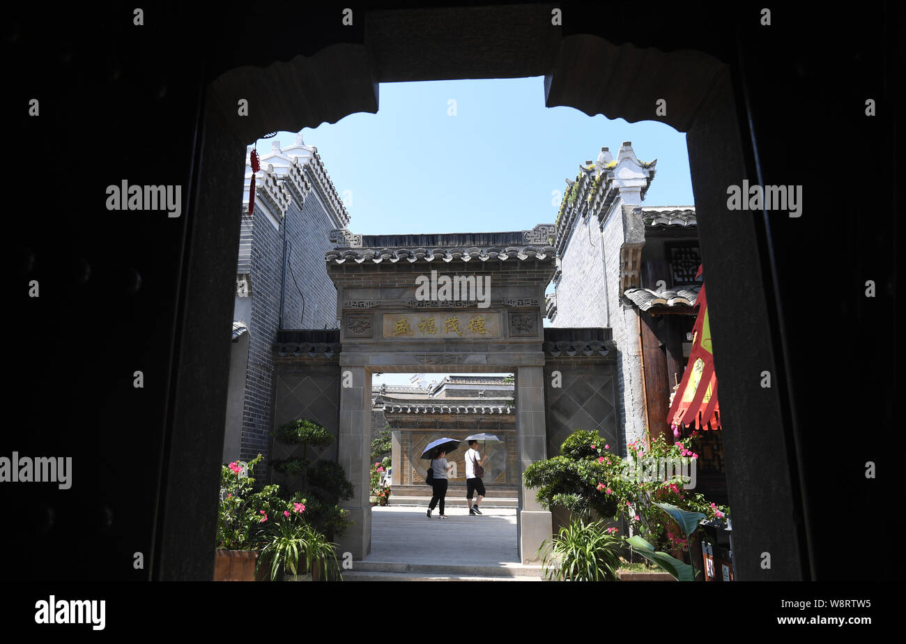 (190811) -- ANYI, Aug. 11, 2019 (Xinhua) -- Tourists visit Shuinan ...