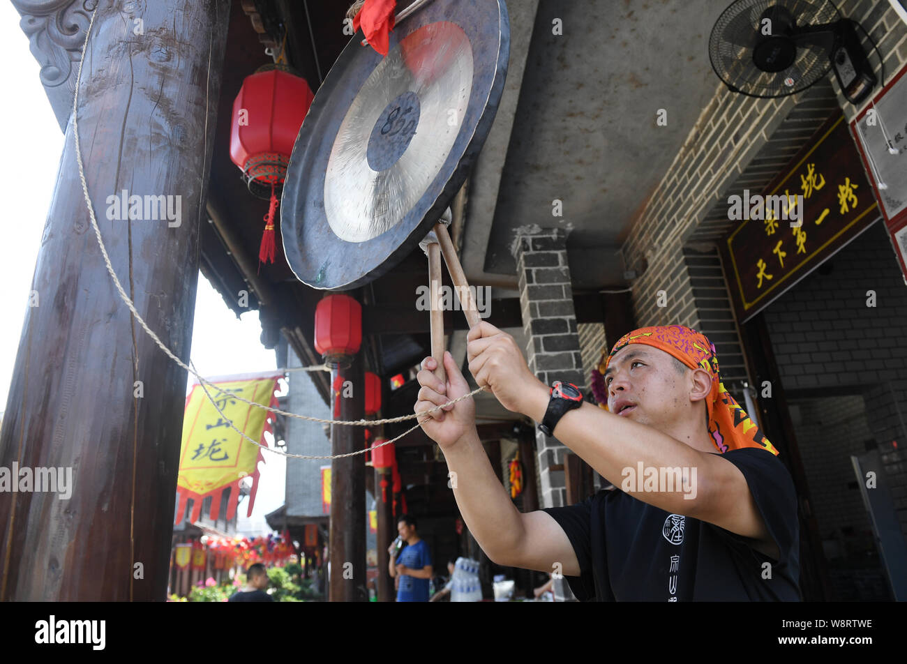 Lu gong hi-res stock photography and images - Alamy