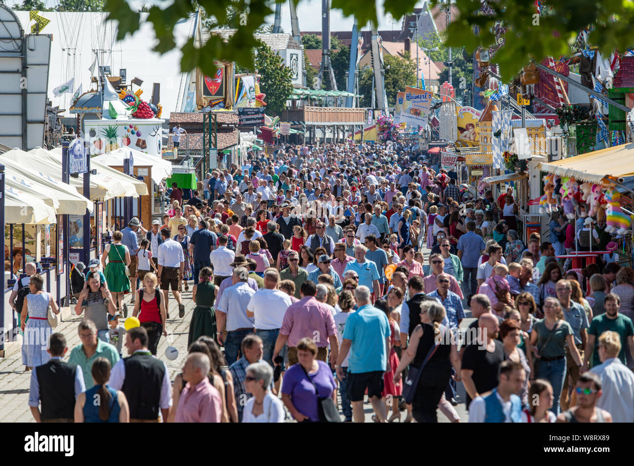 Straubing, Germany. 11th Aug, 2019. Numerous visitors walk across the ...