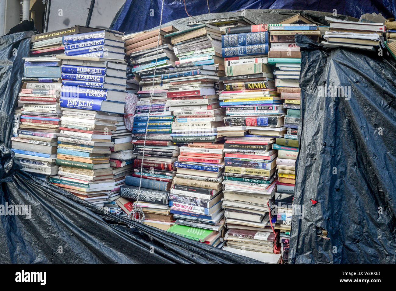 Stack of books in book shop hi-res stock photography and images - Alamy