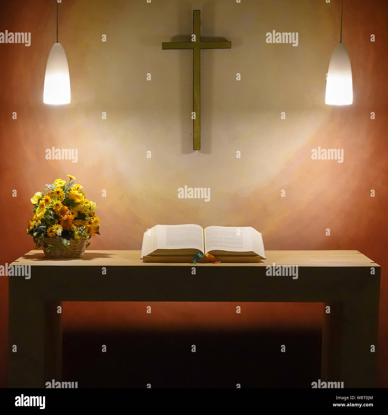 Open bible a altar hi-res stock photography and images - Alamy