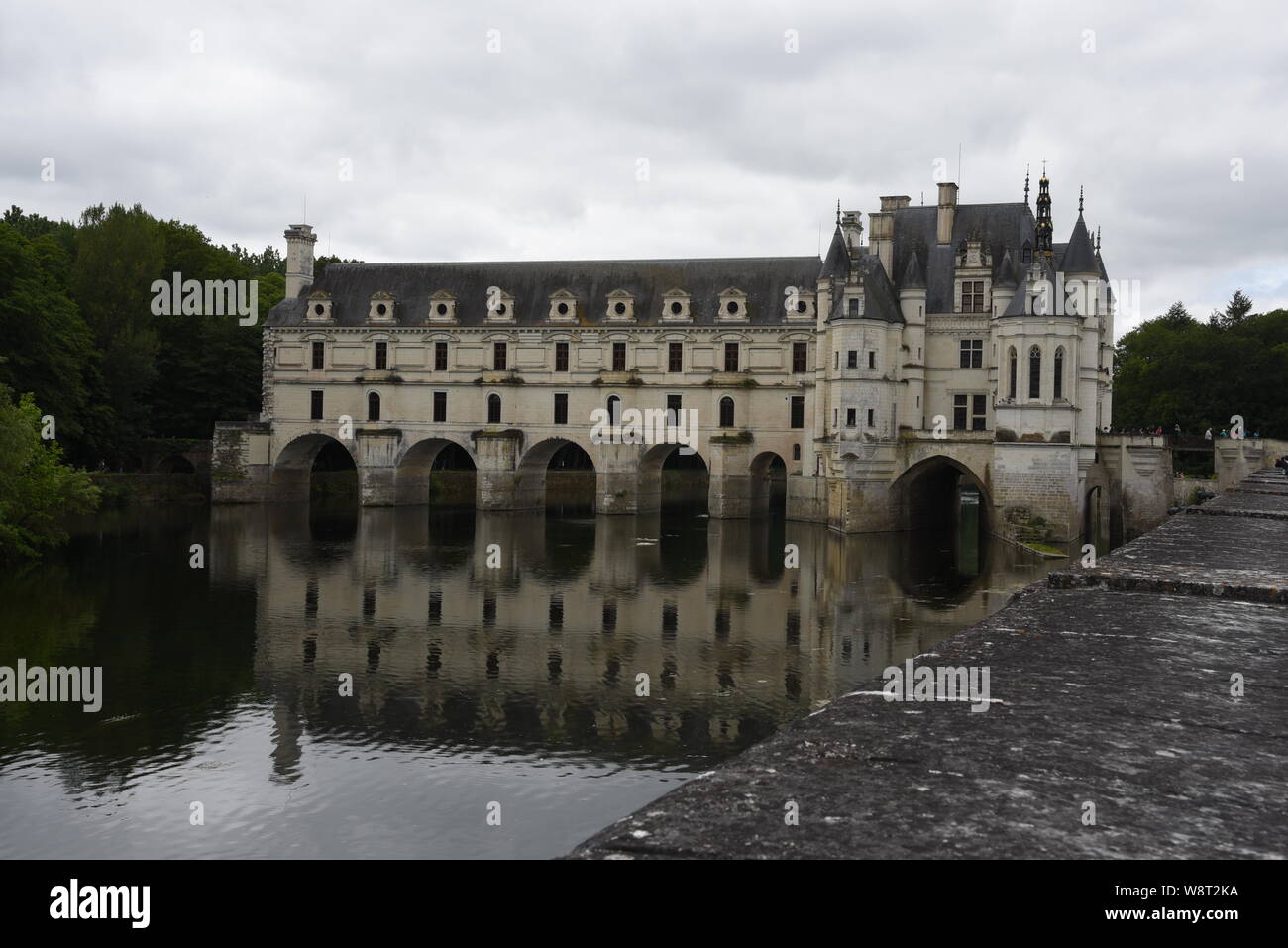 French chateau spanning the river cher hi-res stock photography and ...