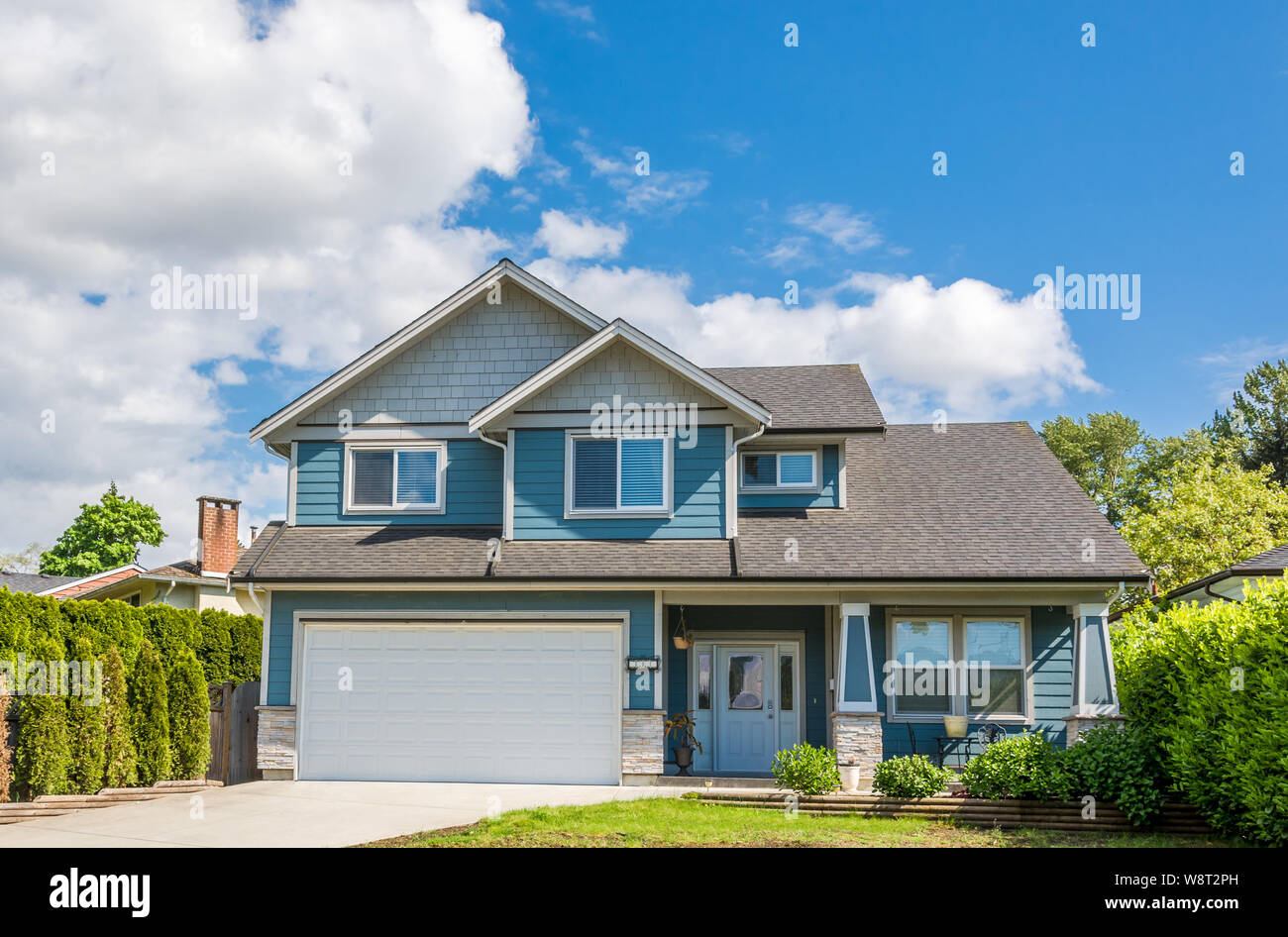 Detached house garage large driveway hi-res stock photography and ...