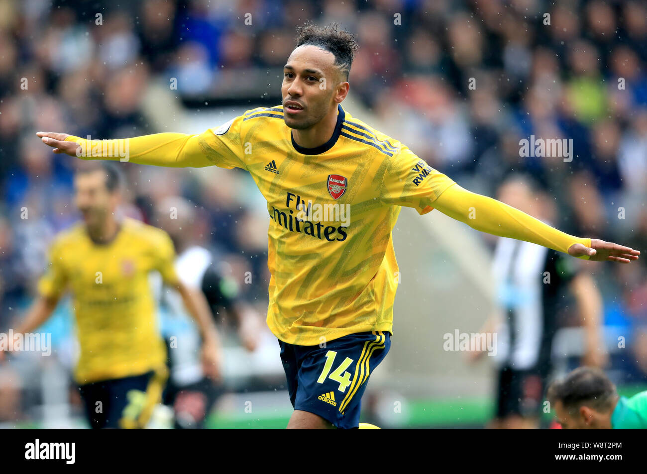 Arsenal's Pierre-Emerick Aubameyang celebrates scoring his side's first ...
