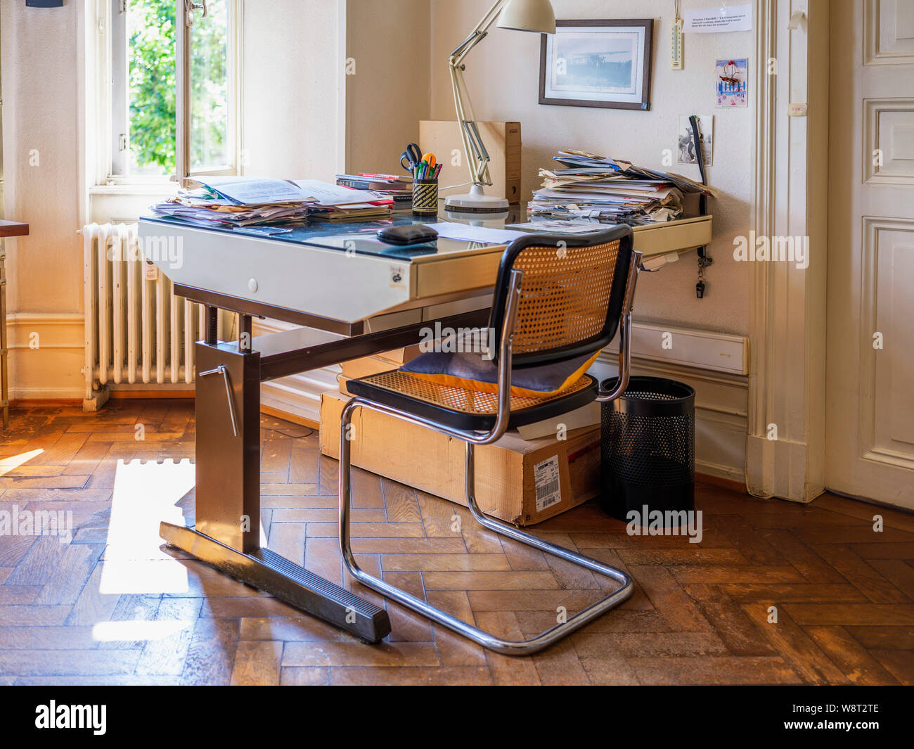 Office interior window walls hi-res stock photography and images - Alamy