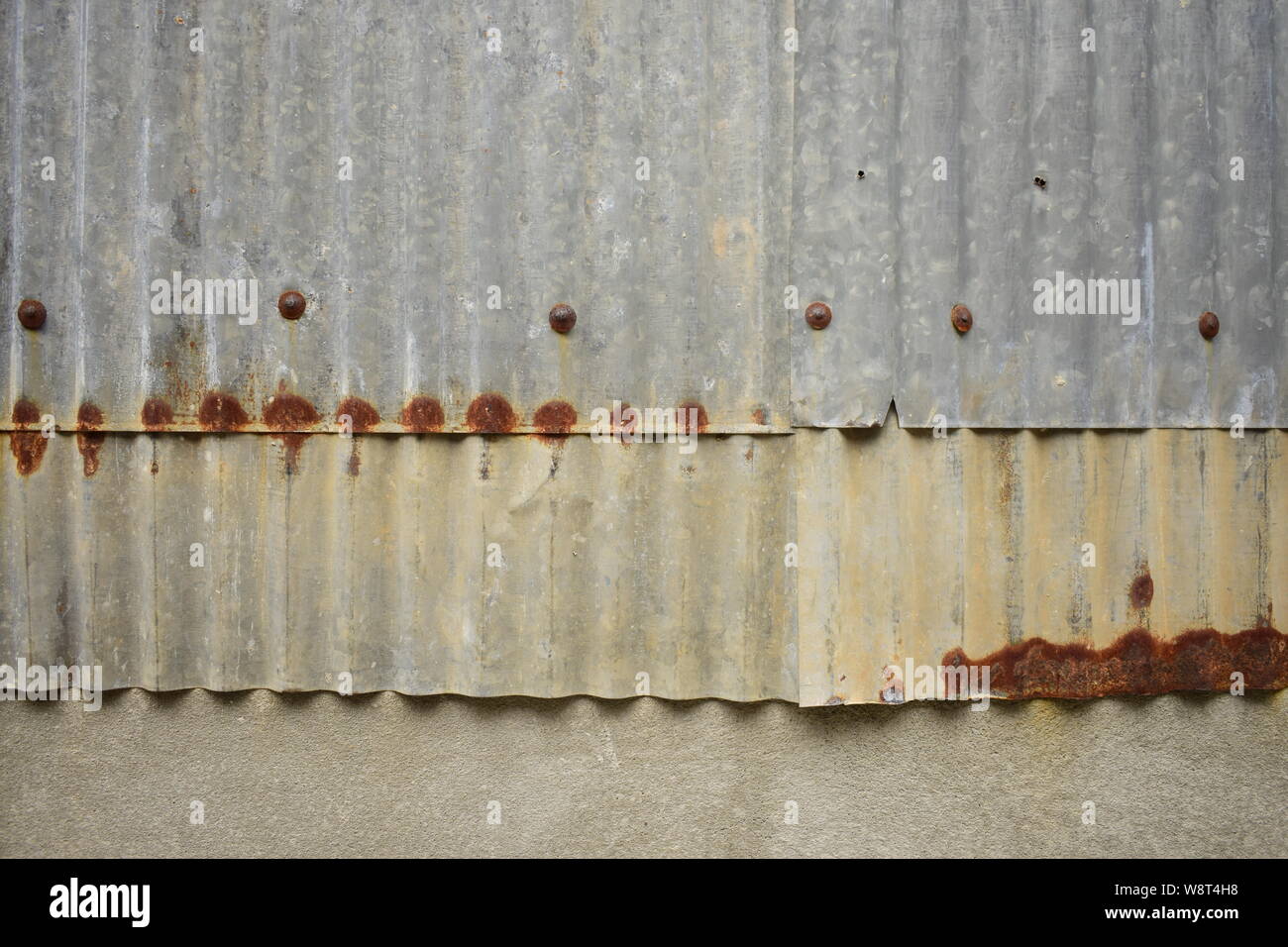 Rusty zinc texture hi-res stock photography and images - Alamy