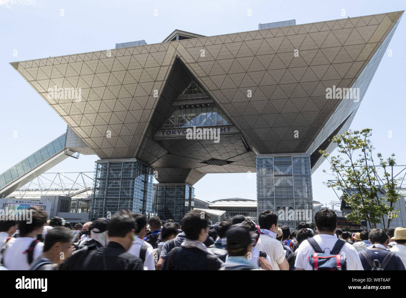 Tokyo, Japan. 11th Aug, 2019. Visitors line up to enter to the Comic ...