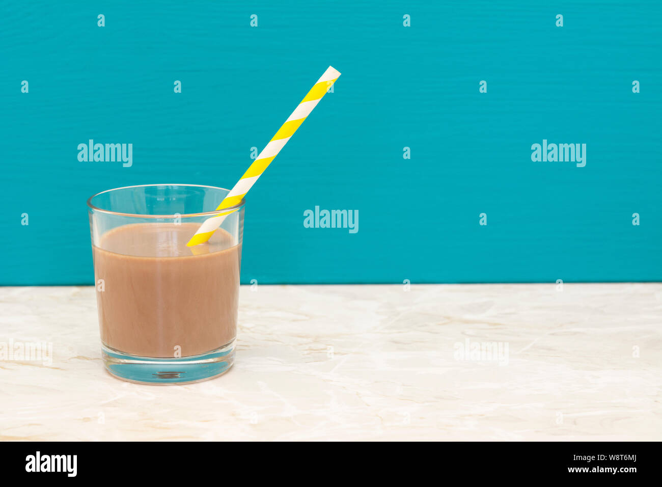 Thick milkshake paper straw hi-res stock photography and images - Alamy