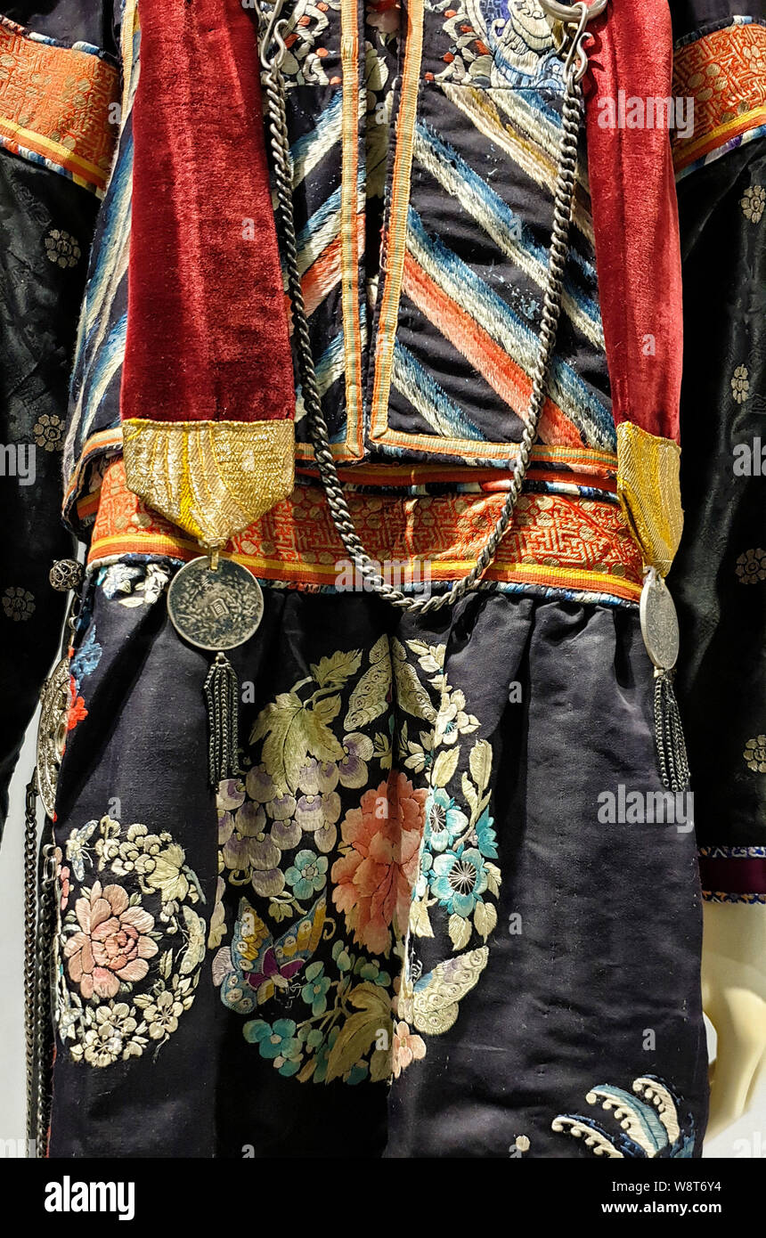 Mongolian Traditional Costume - Mongolia Stock Photo - Alamy