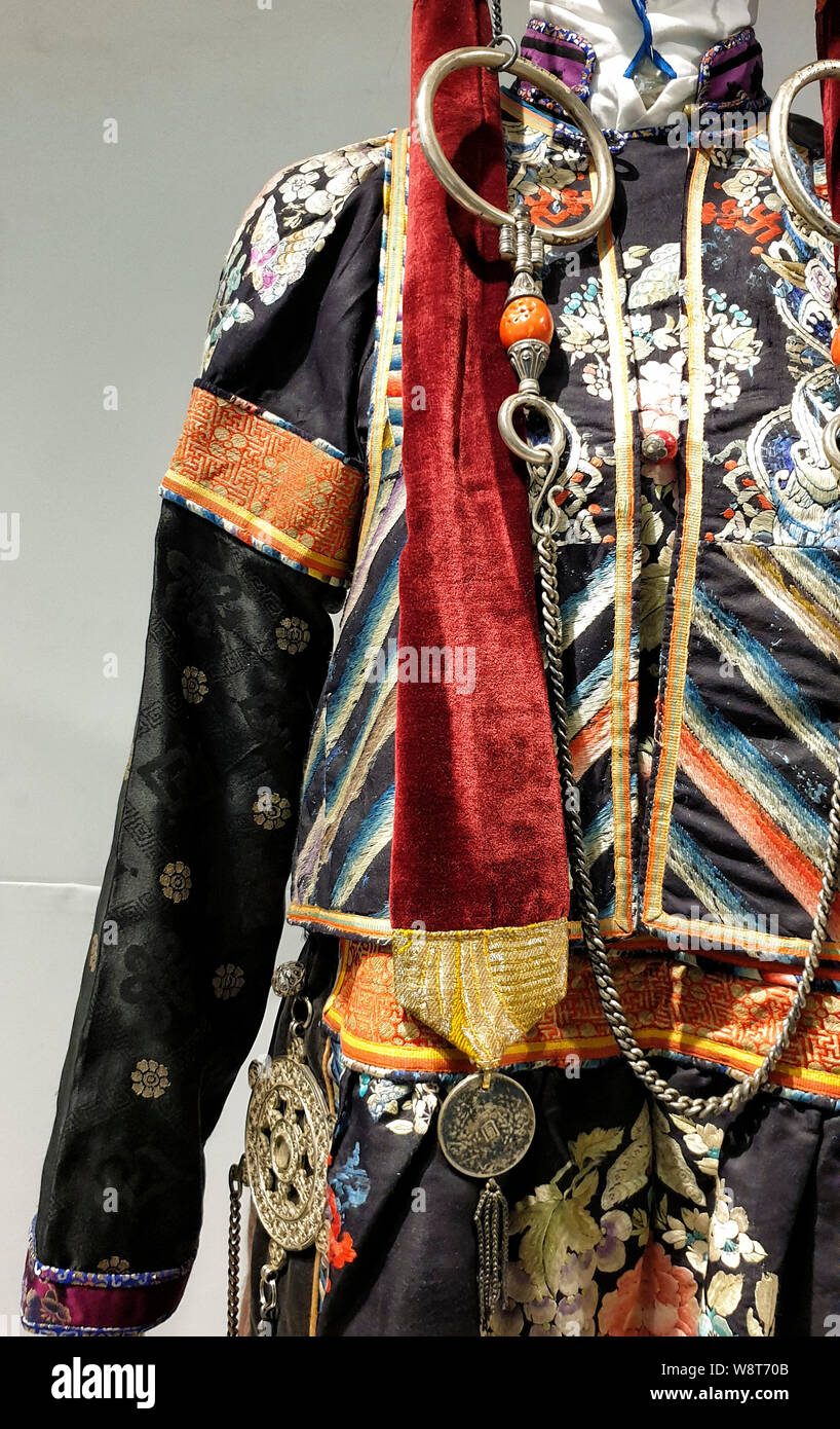 Mongolian Traditional Costume - Mongolia Stock Photo - Alamy