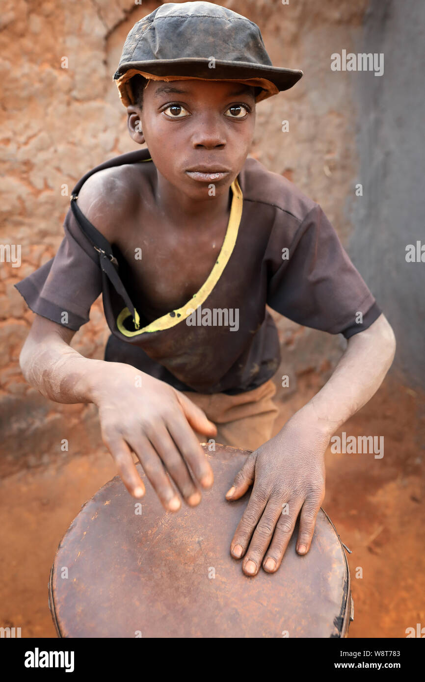 African tribe drum hi-res stock photography and images - Alamy