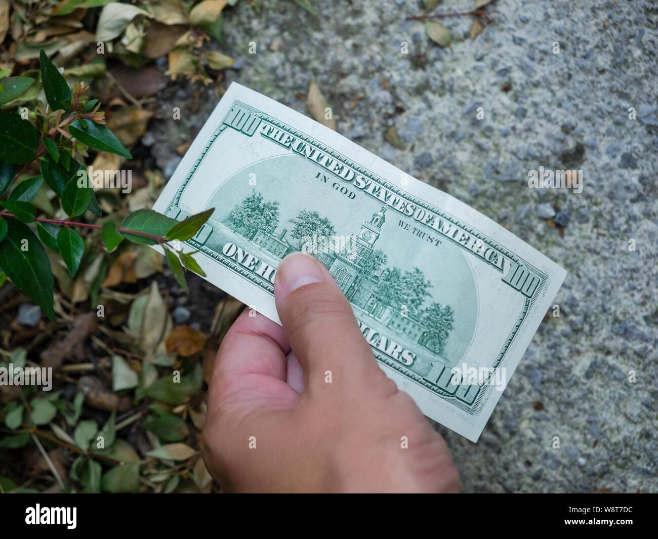 Finding hold hi-res stock photography and images - Alamy