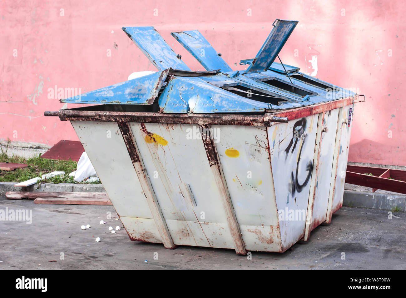 Full trash can hi-res stock photography and images - Alamy
