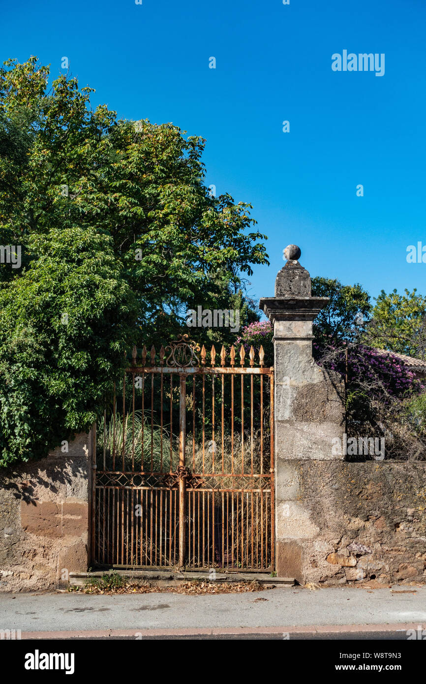 Large wrought iron gates hi-res stock photography and images - Alamy