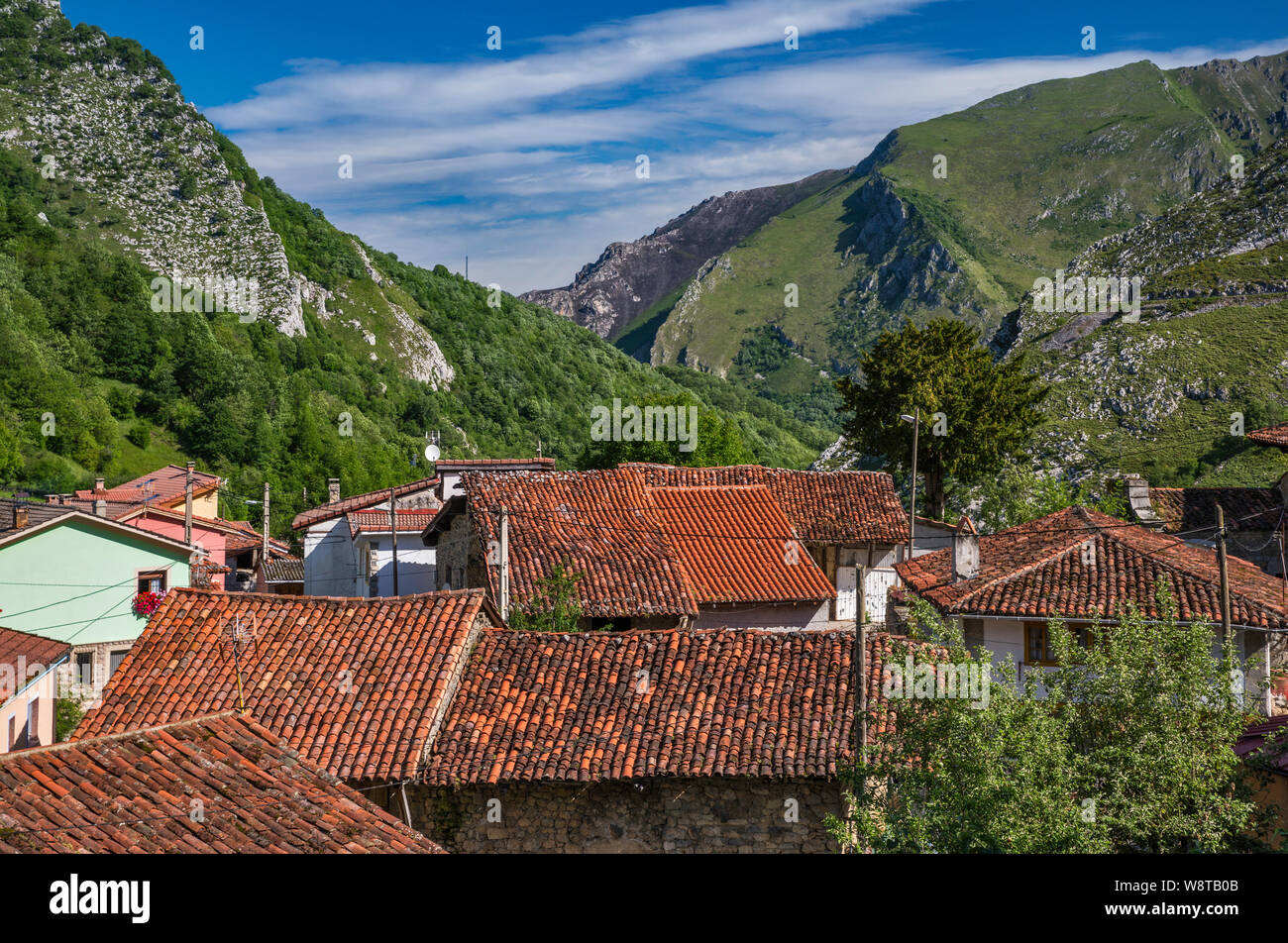Village of Sobrefoz, Rio Ponga gorge, Cordal de Ponga, Cordillera ...