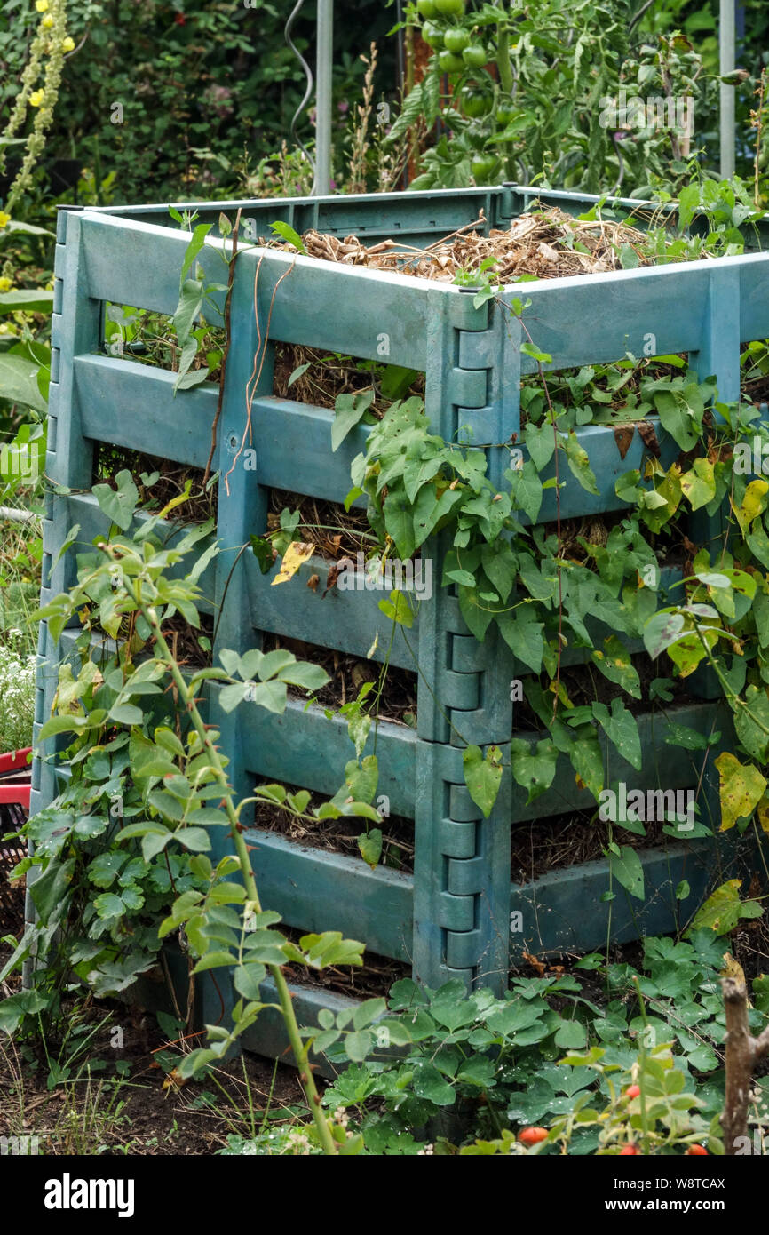 Plastic composting bin hi-res stock photography and images - Alamy
