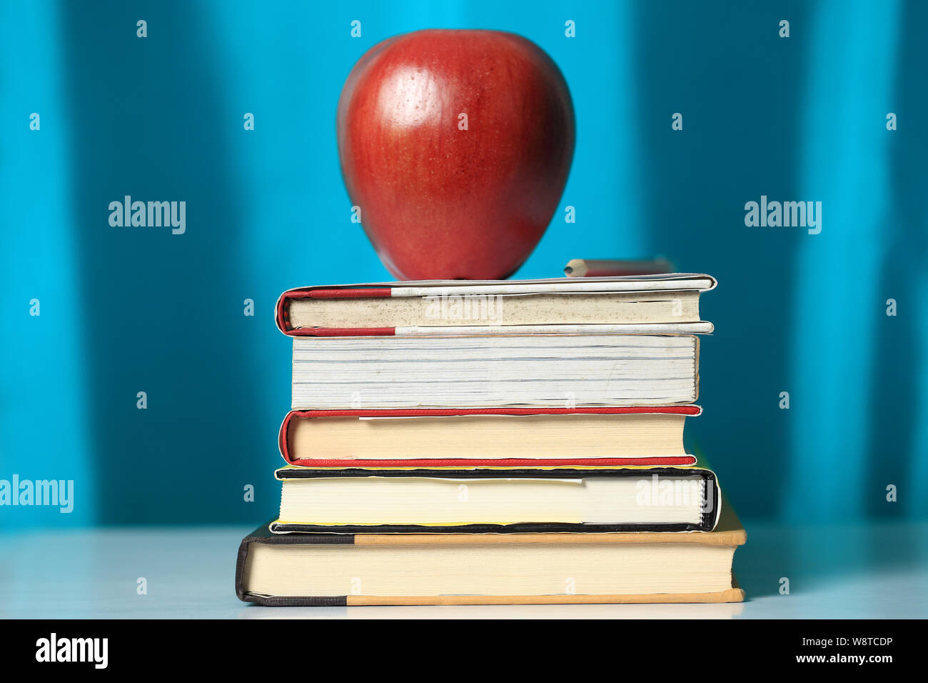Apple on top stacked books hi-res stock photography and images - Alamy