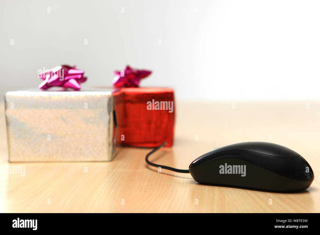 Wire gift box hi-res stock photography and images - Alamy