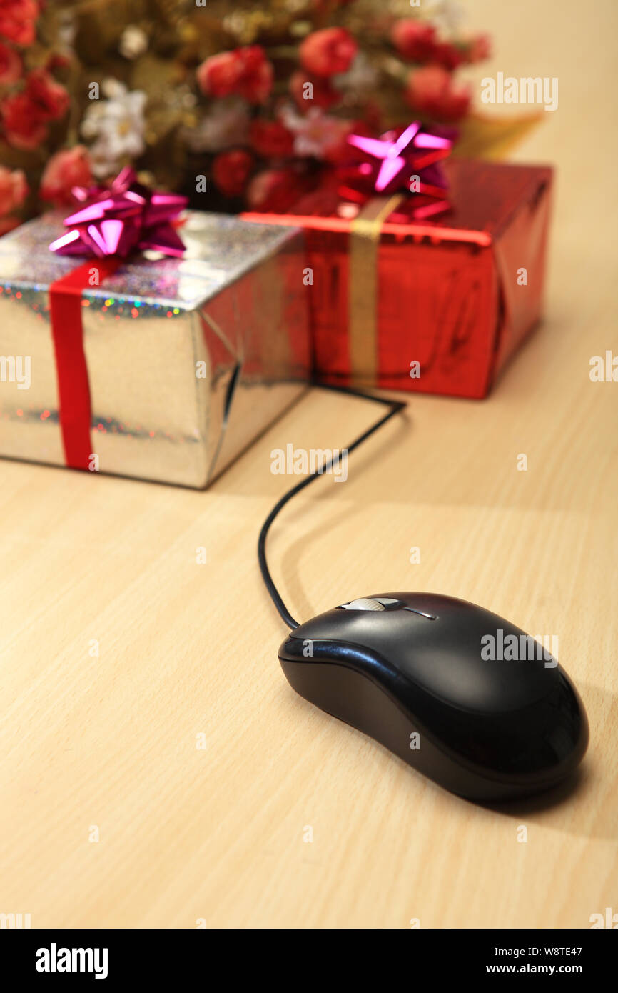 Wire gift box hi-res stock photography and images - Alamy