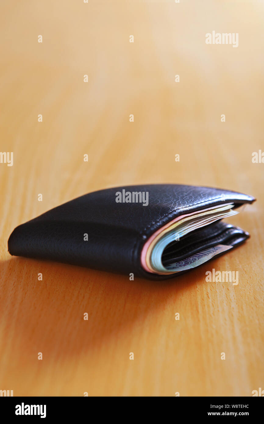 Full wallet hi-res stock photography and images - Alamy
