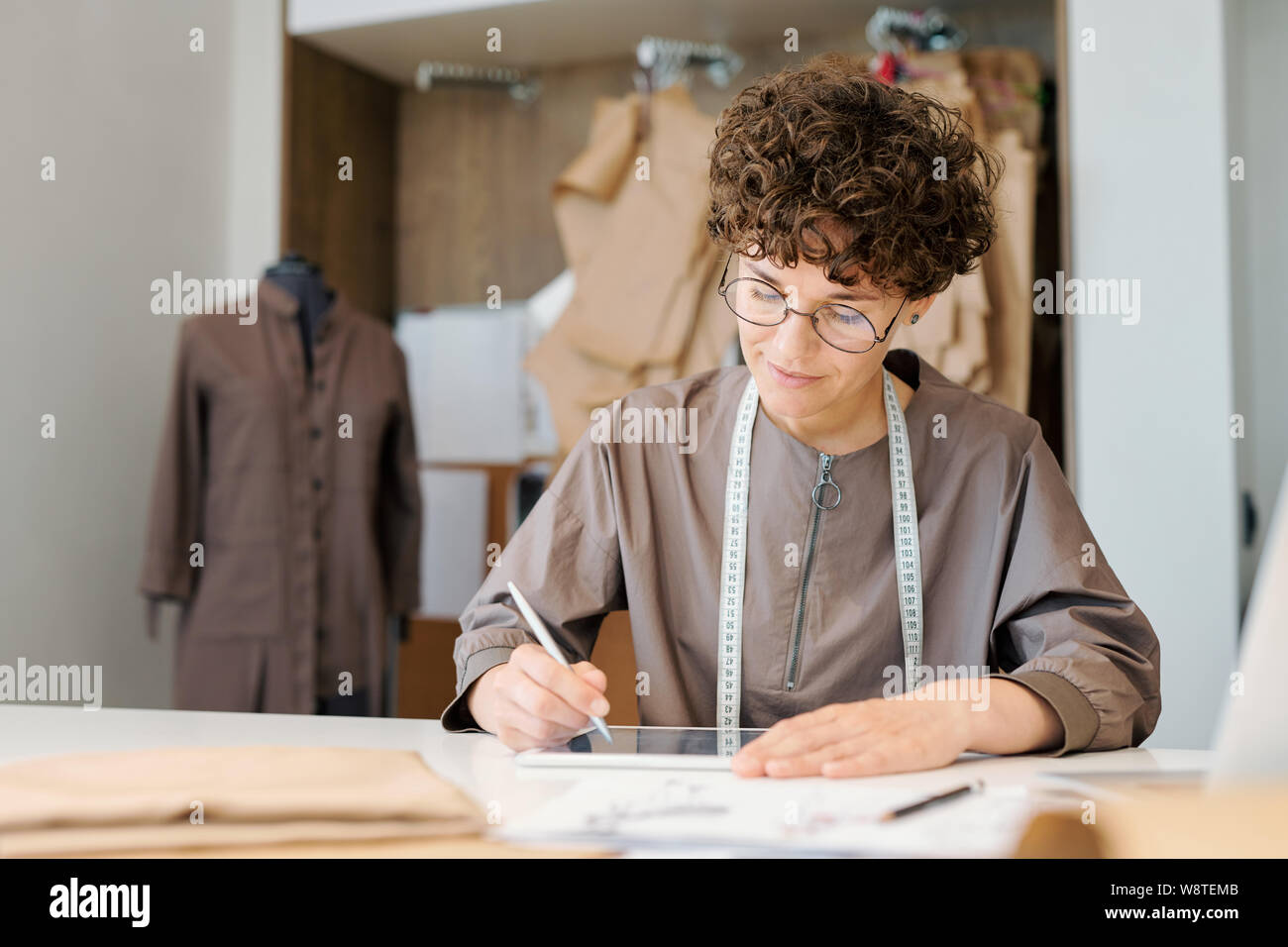 Professional models hi-res stock photography and images - Alamy