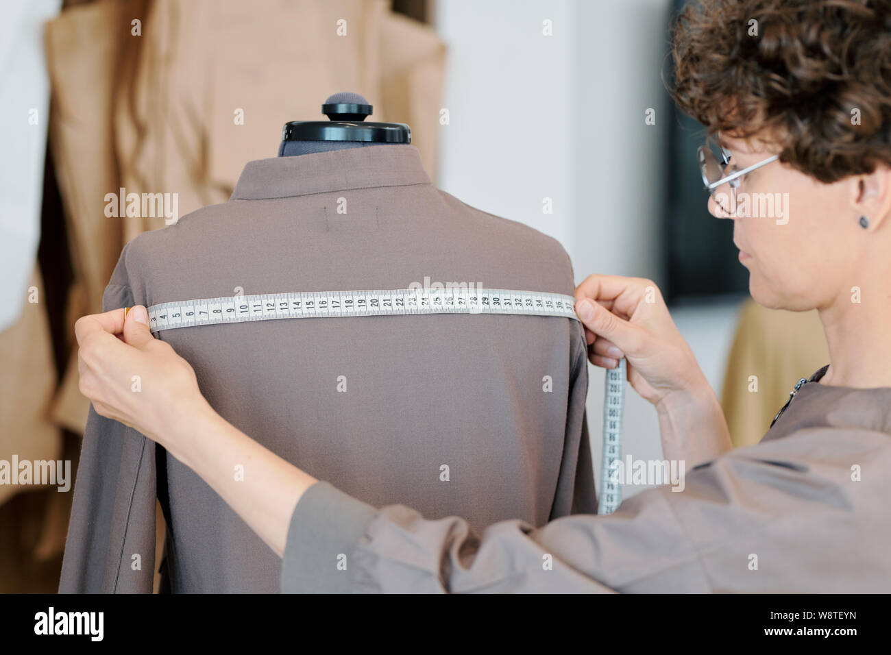 Tailor measuring hi-res stock photography and images - Alamy