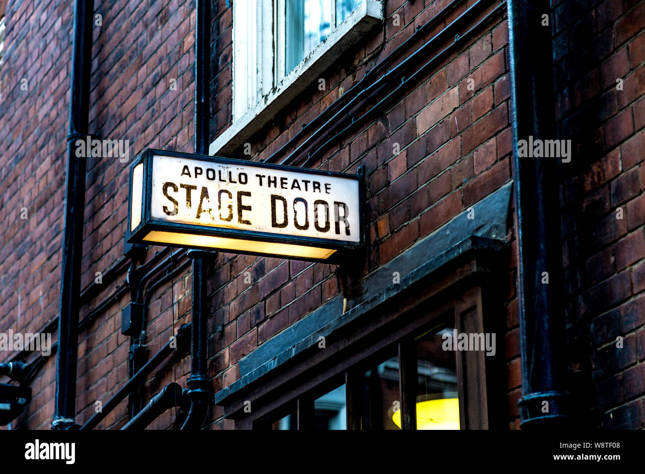 Stage door sign hi-res stock photography and images - Alamy