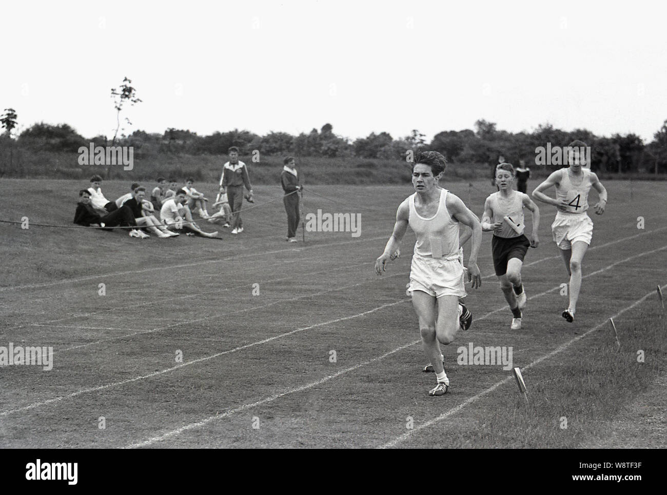 Male runners competing in track hi-res stock photography and images - Alamy
