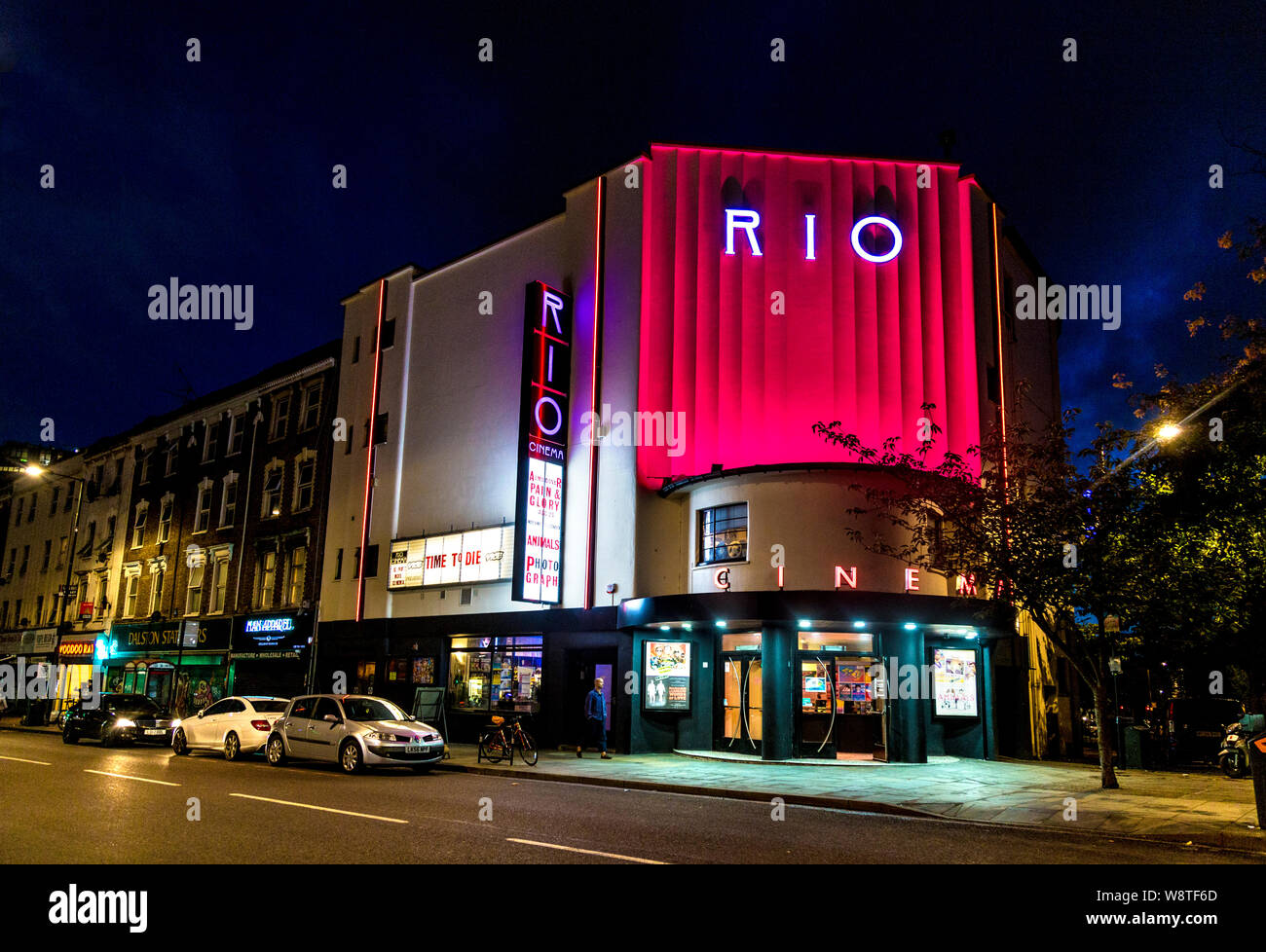Cinema exterior night hi-res stock photography and images - Alamy