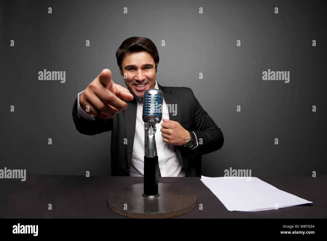 Newsroom desk hi-res stock photography and images - Alamy