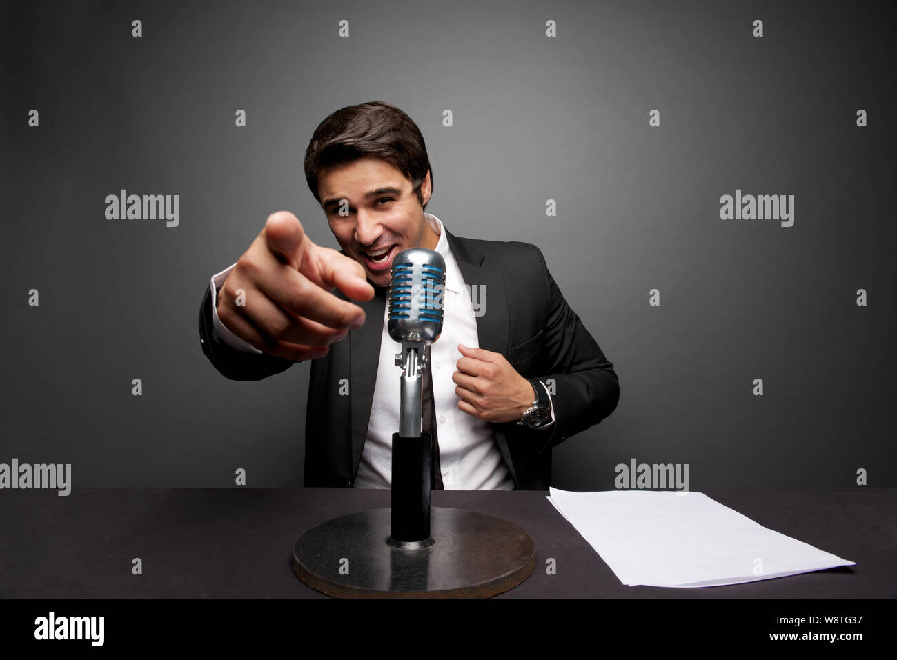 Anchor desk hi-res stock photography and images - Alamy