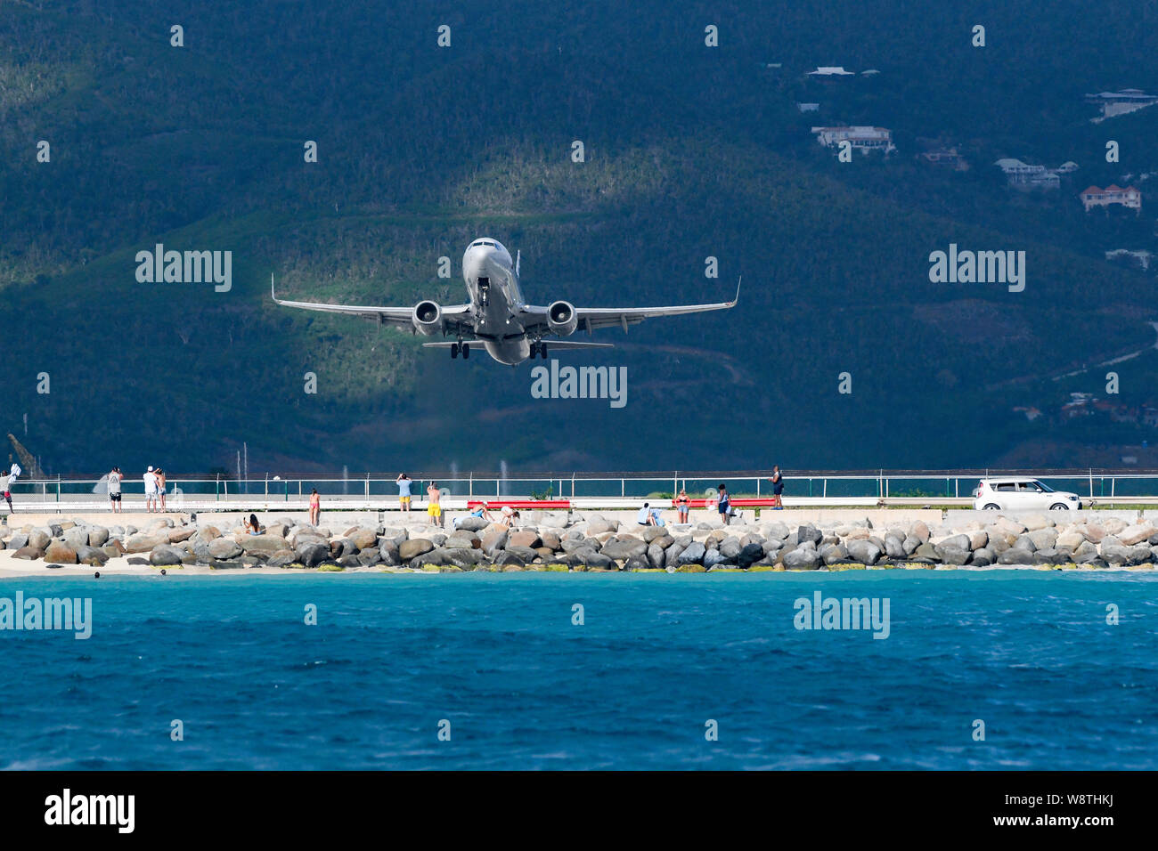 Airplane beach - commercial jet departs Princess Juliana airport Maho ...