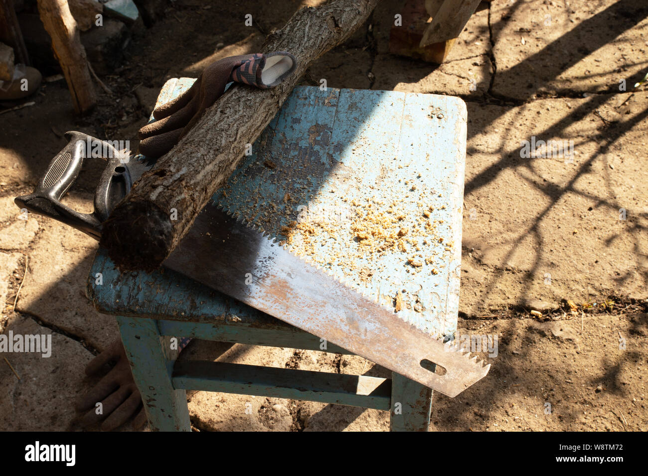 Man cuts log hi-res stock photography and images - Alamy