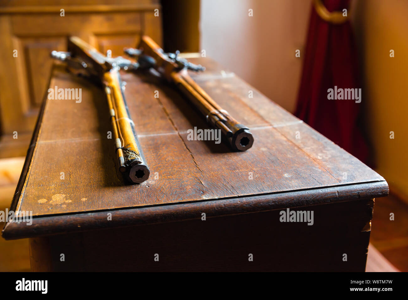 Ancient guns hi-res stock photography and images - Alamy