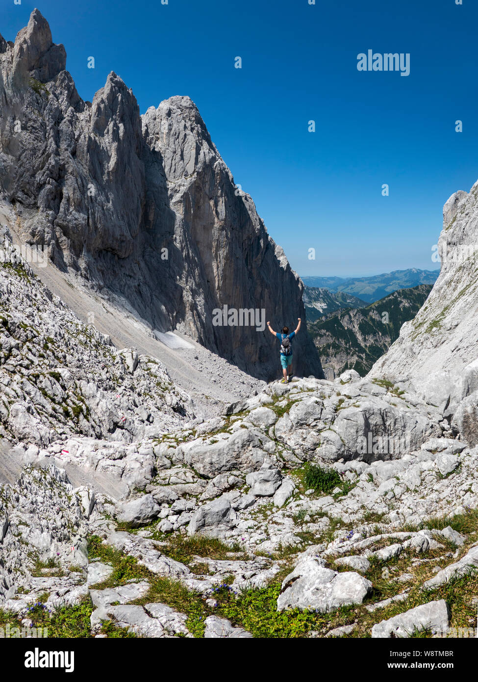 Hero pose hi-res stock photography and images - Alamy