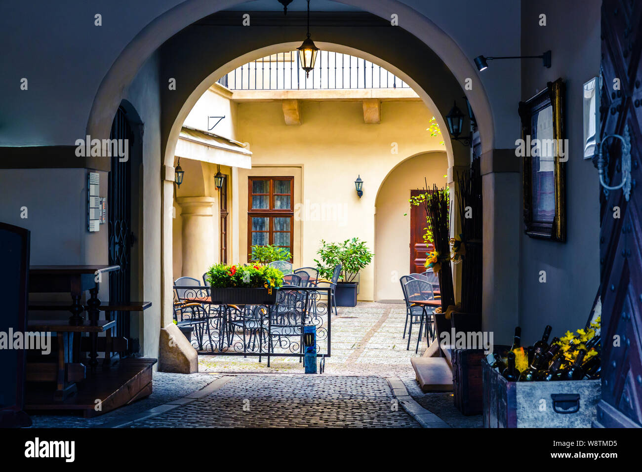 Sidewalk cafe in courtyard hi-res stock photography and images - Alamy