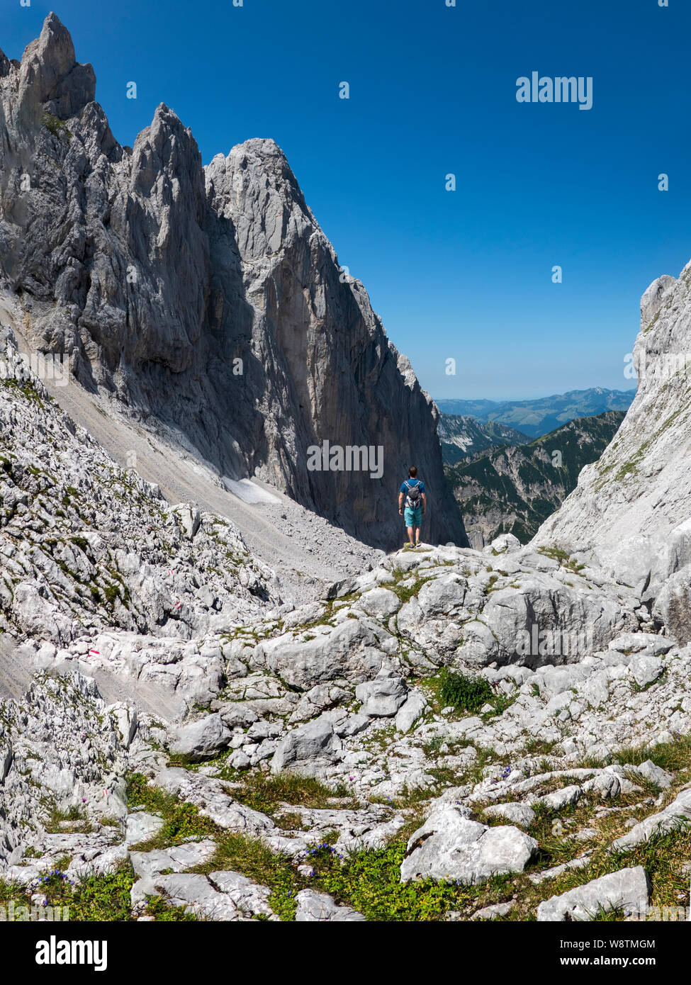 Hero pose hi-res stock photography and images - Alamy