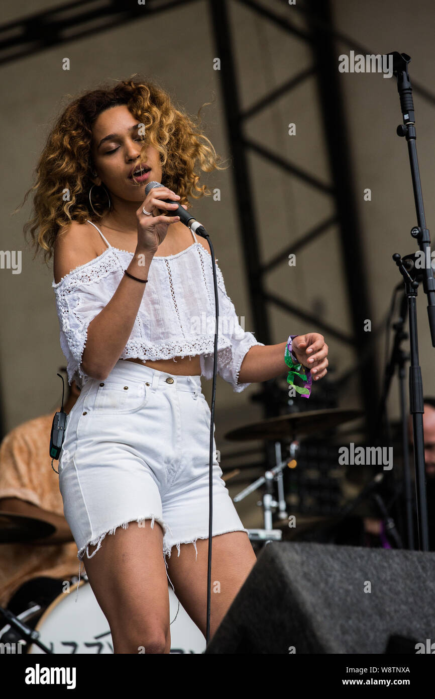 Izzy Bizu Singer High Resolution Stock Photography and Images - Alamy