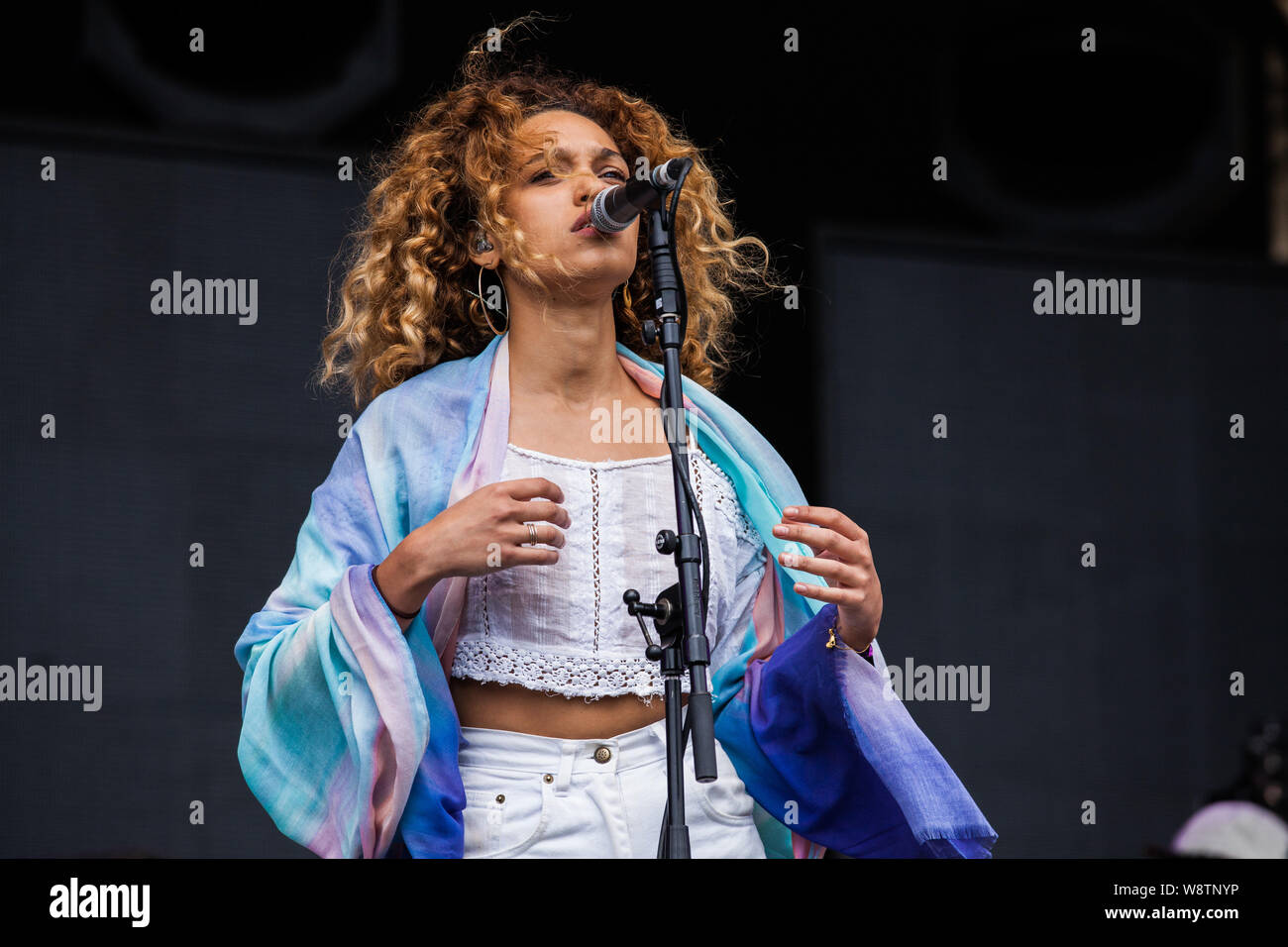 Izzy Bizu Singer High Resolution Stock Photography and Images - Alamy